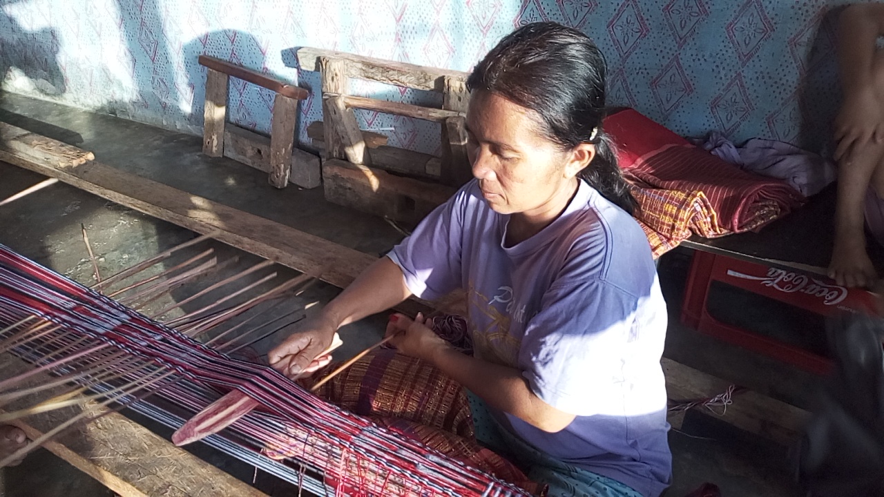 Manirat Ulos Seni Merangkai Benang Dari Sumatera Utara - Tobaria ...
